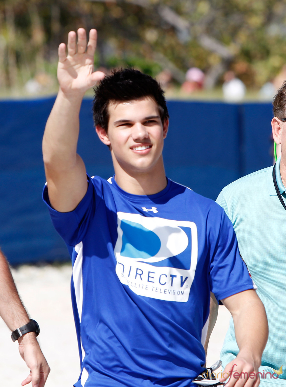 Taylor Lautner saluda en la Beach Bowl
