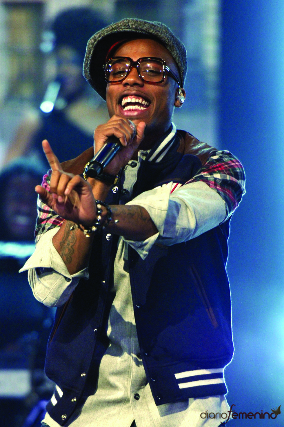 El rapero B.o.B durante su actuación en las nominaciones a los Grammy 2011