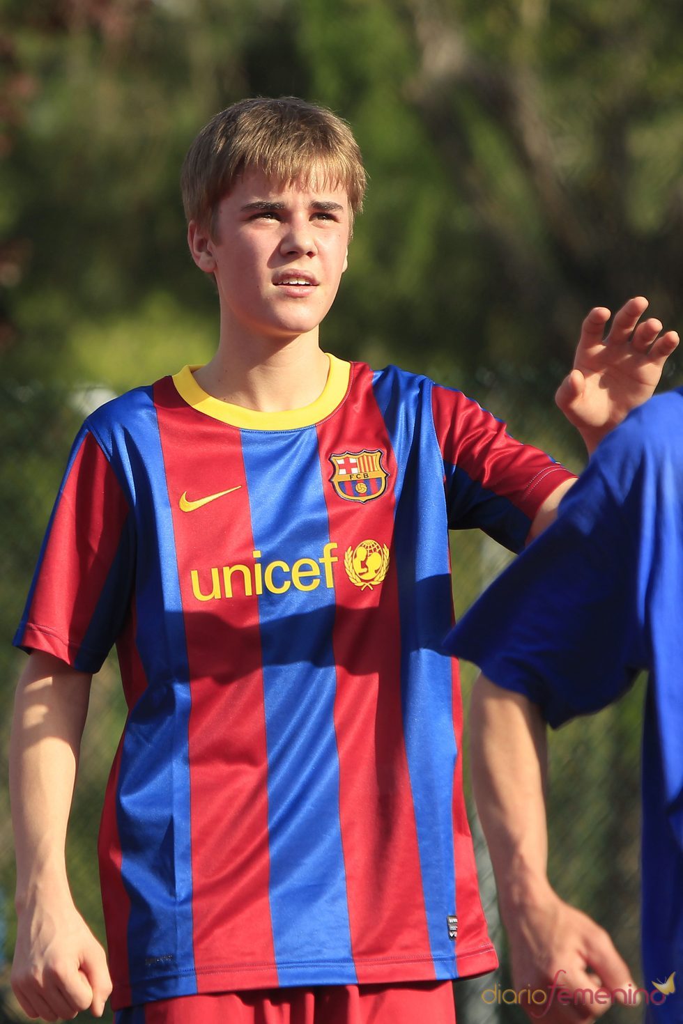 Justin Bieber observa una jugada durante su partido de fútbol en Madrid