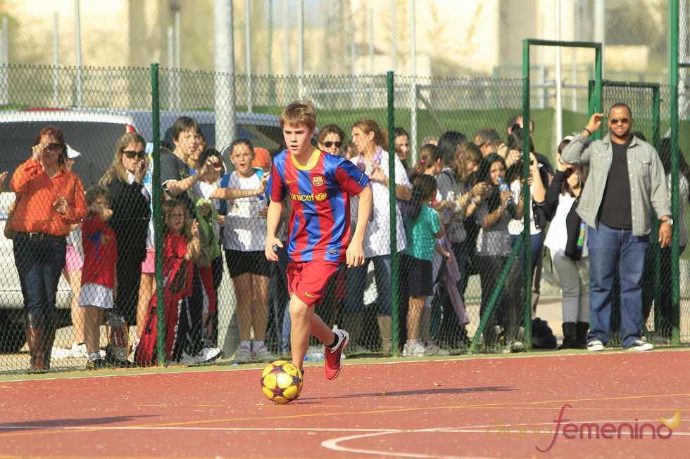Justin Bieber observado por sus fans durante su partido de fútbol en Madrid