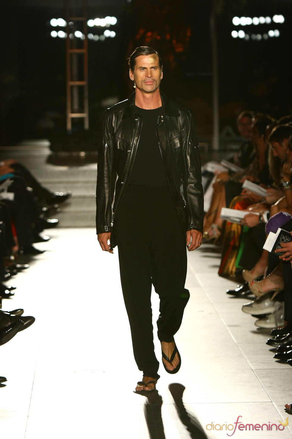 Mark Vanderloo desfila en la Gala amfAR 2011