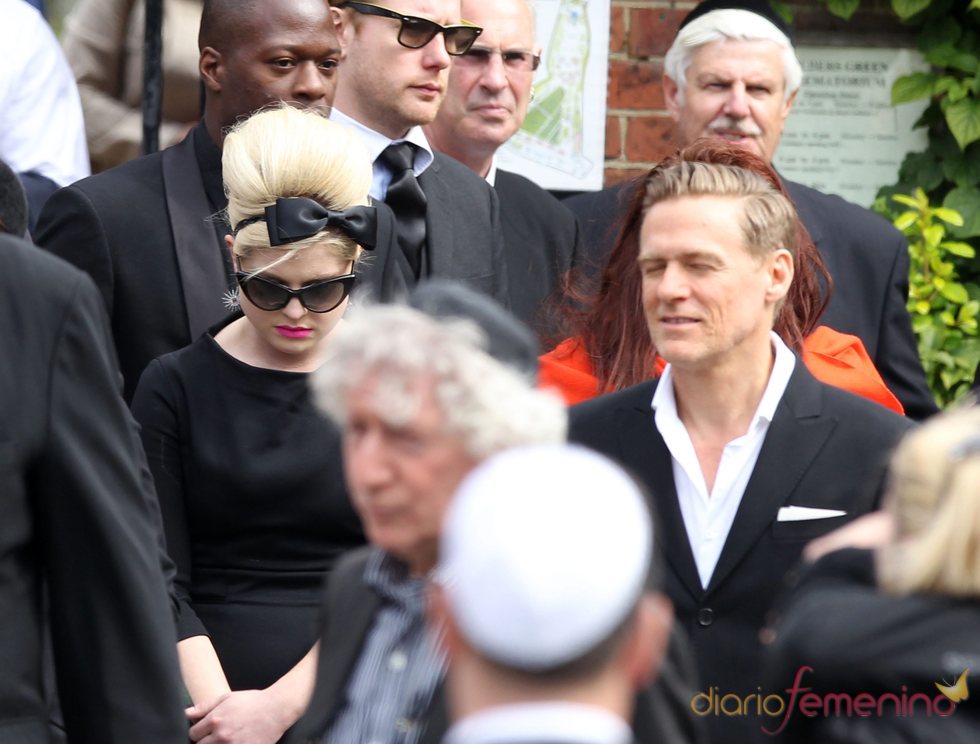 Bryan Adams junto a Kelly Osbourne en el funeral de Amy Winehouse