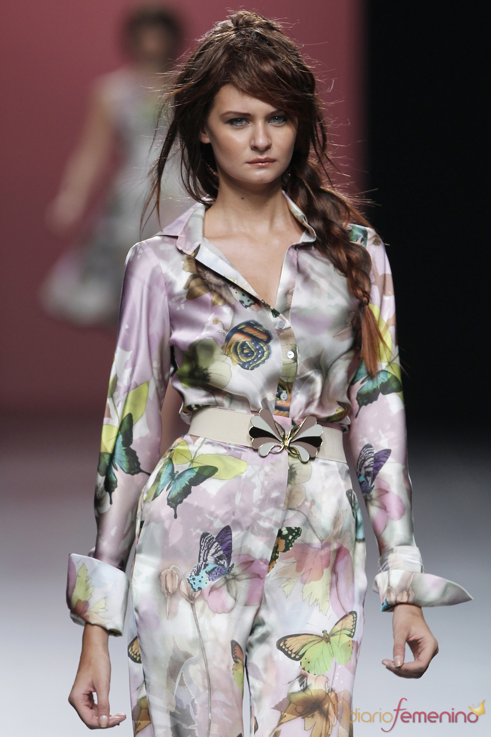 Original mono camisero de estampado primaveral en la Madrid Fashion Week