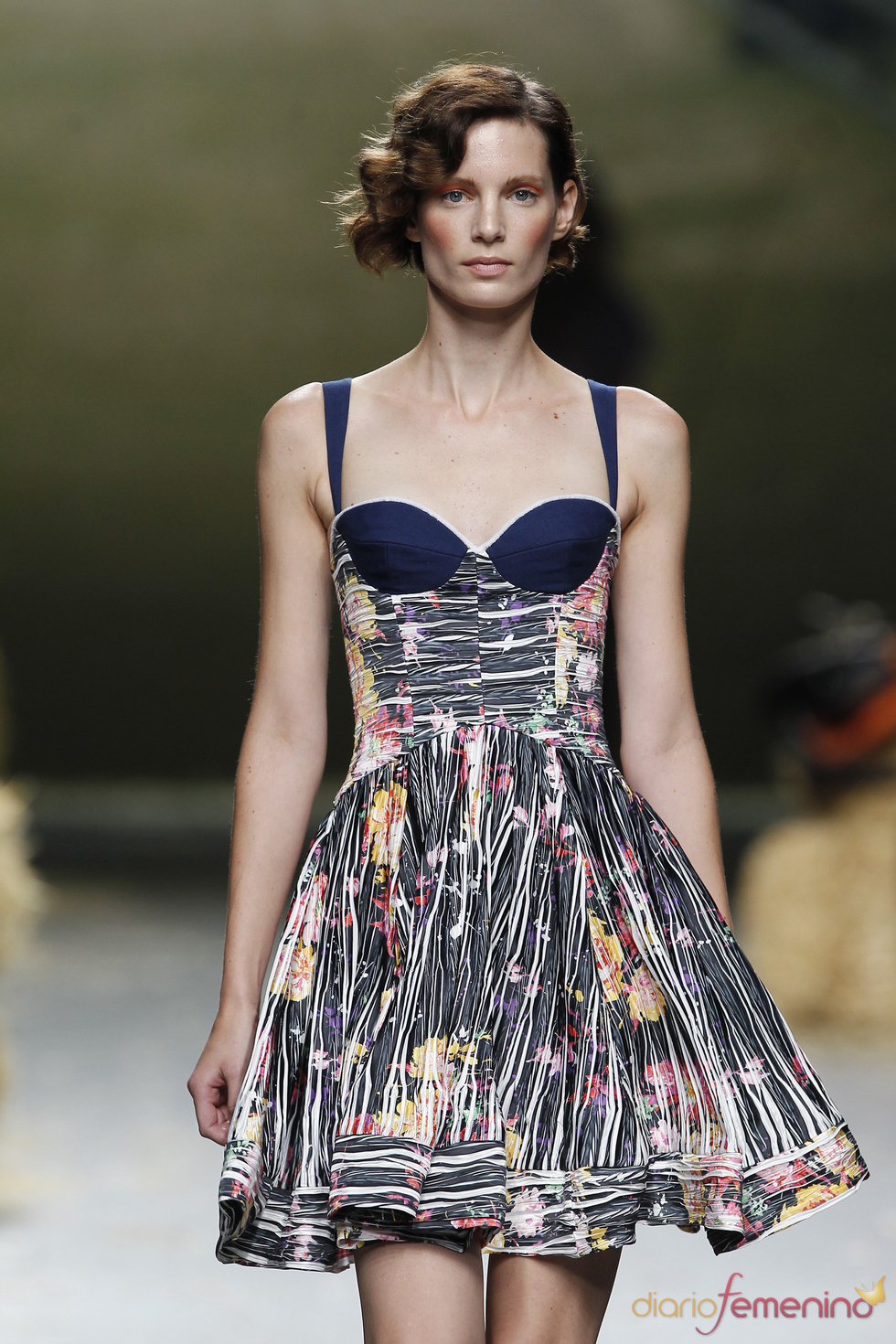 Modelo de la colección primavera-verano 2011 de Alma Aguilar