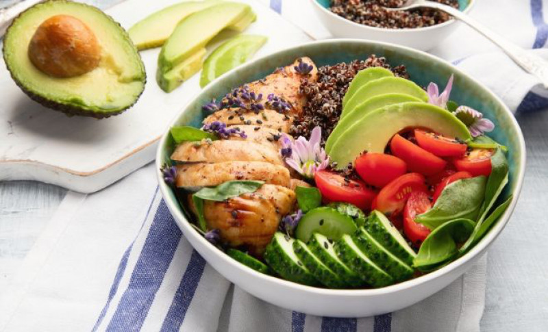 4 recetas de poke bowl con pollo: platos deliciosos, sanos y sabrosos