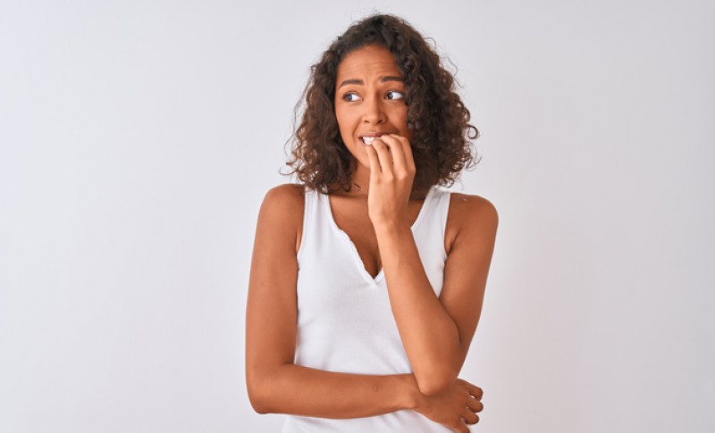 Rasgos que caracterizan a una persona tímida (y causas de la timidez)