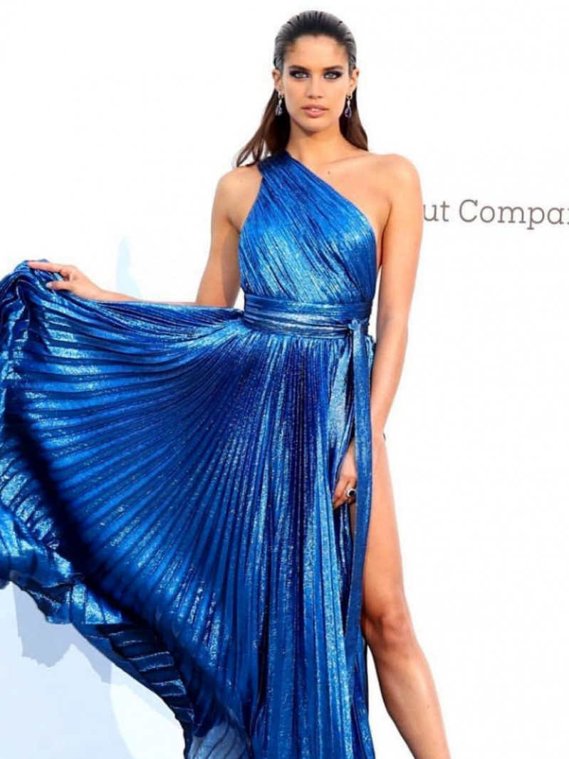 Cómo maquillarse para un vestido azul y lucir un look sensacional