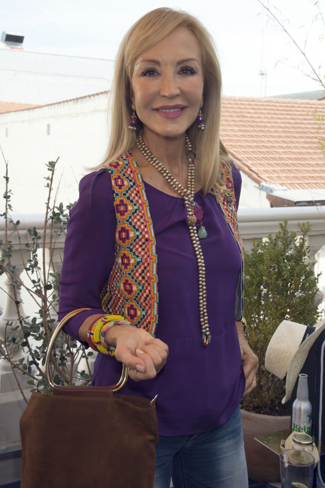 Carmen Lomana también apuesta por looks modernos y relajados