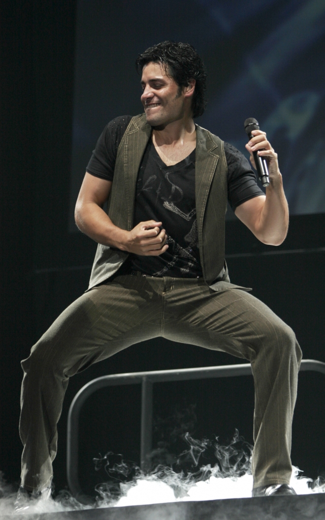 Los bailes sensuales de Chayanne son un atractivo en sus actuaciones