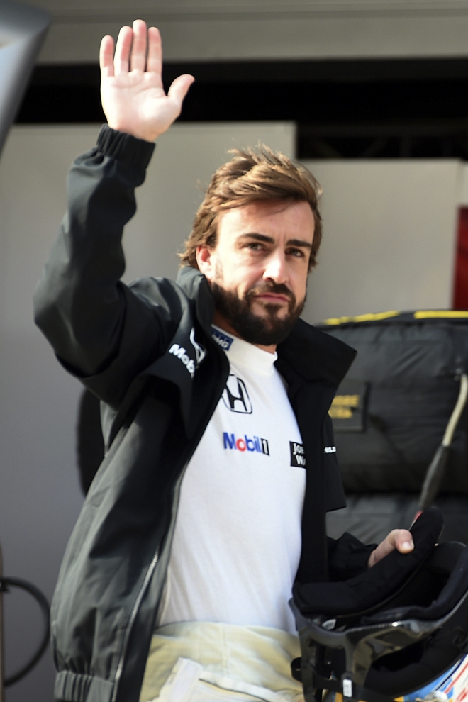 Fernando Alonso, atento con sus fans