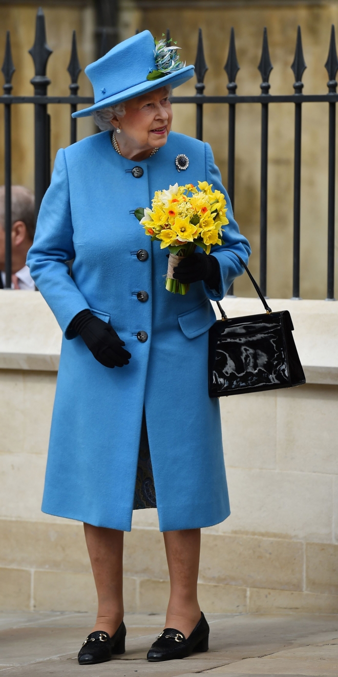 Isabel II apuesta por el azul