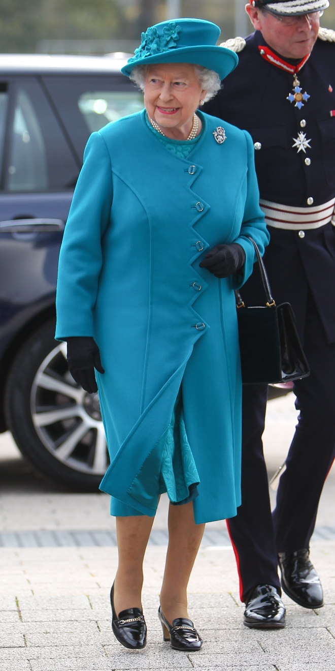 Isabel II, con otro tipo de azul