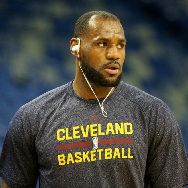 Famosos que son altos: LeBron James mide 2,03 metros