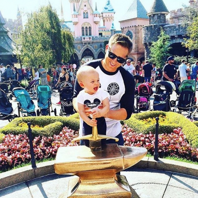 Dilfs Of Disneyland Un Papá Muy Sexy Y Su Pequeño Rey Arturo