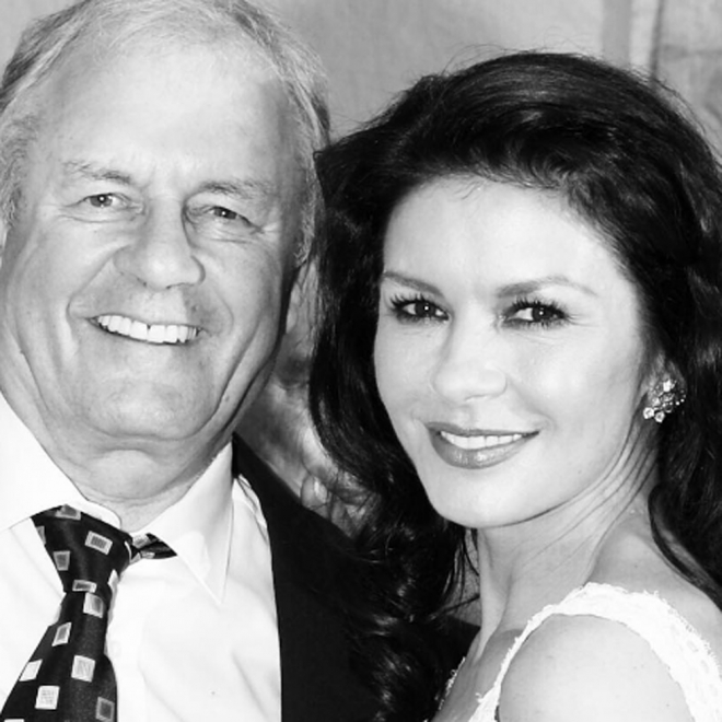 Famosos con sus padres: Catherine Zeta Jones, sonrisa heredada