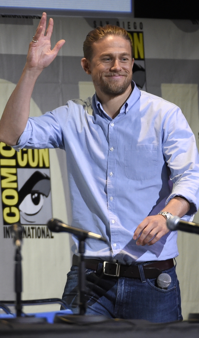 Comic Con 2016: Charlie Hunnam, todo sonrisas
