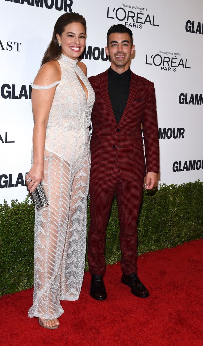 Premios Mujer del Año de Glamour: Joe Jonas y Ashley Graham