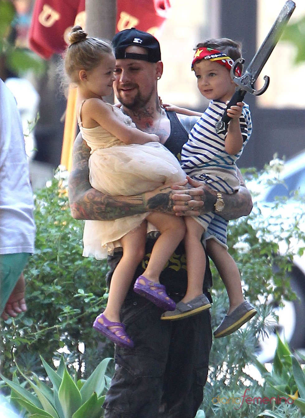 Benji Madden con sus hijos