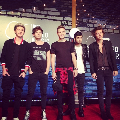 One Direction en la alfombra roja de los MTV Video Music Awards 2013
